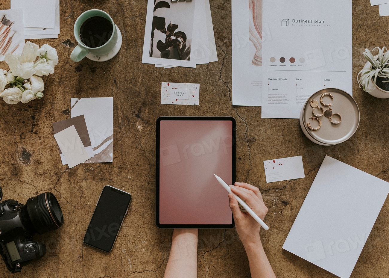 Digital tablet grunge table aerial | Premium PSD - rawpixel