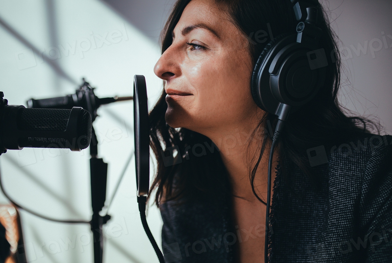 Female radio host broadcasting live | Premium Photo - rawpixel