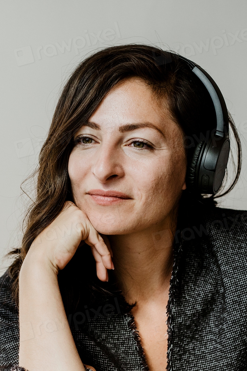 Female radio host broadcasting live | Premium Photo - rawpixel