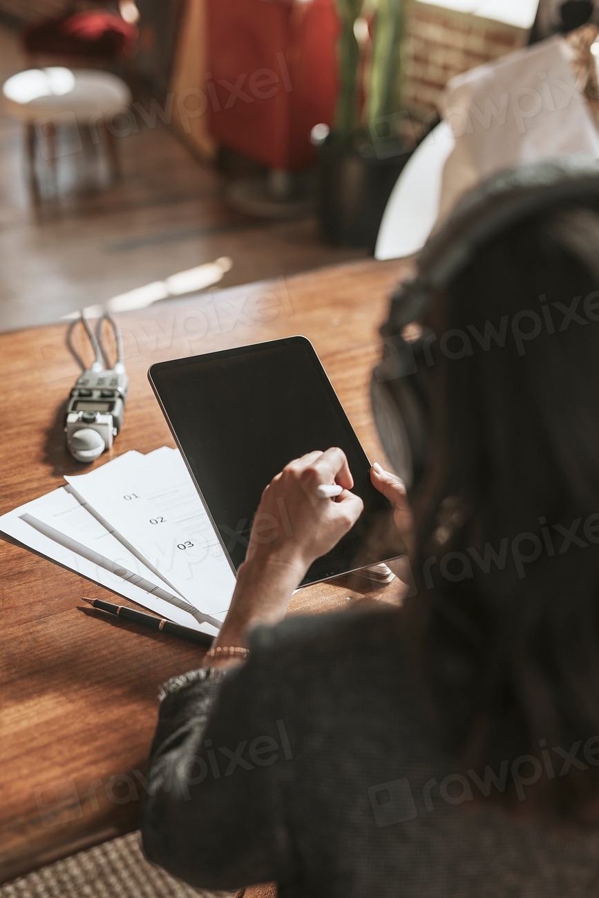 Woman using a digital tablet | Premium Photo - rawpixel