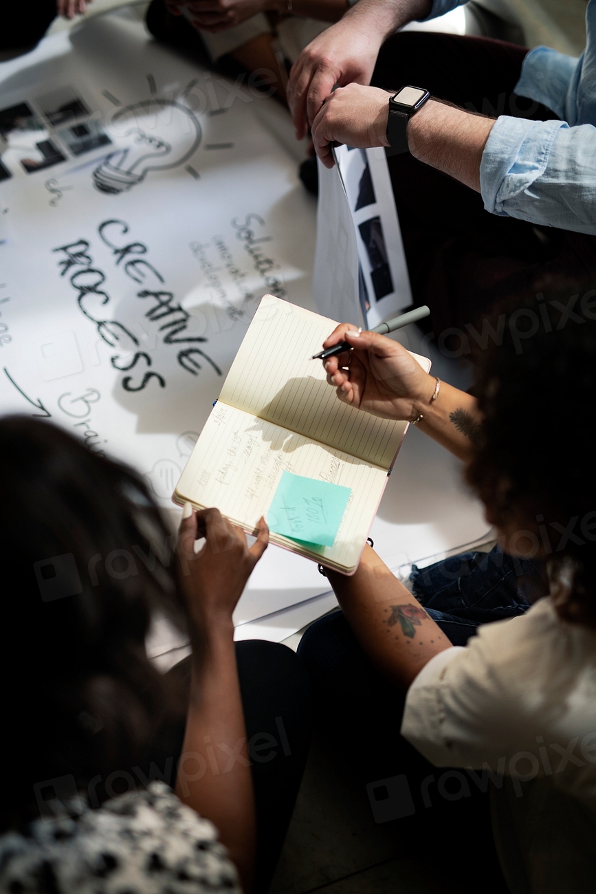Business people brainstorming using notebook | Premium Photo - rawpixel