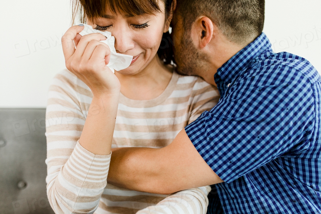 Man consoling a crying girlfriend | Premium Photo - rawpixel