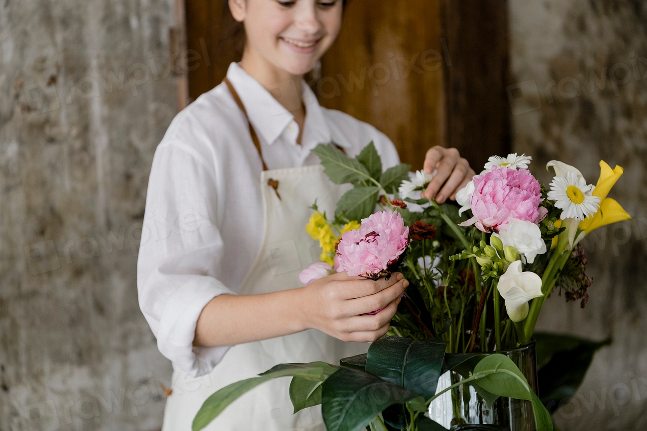 Young florist making beautiful flower | Premium Photo - rawpixel