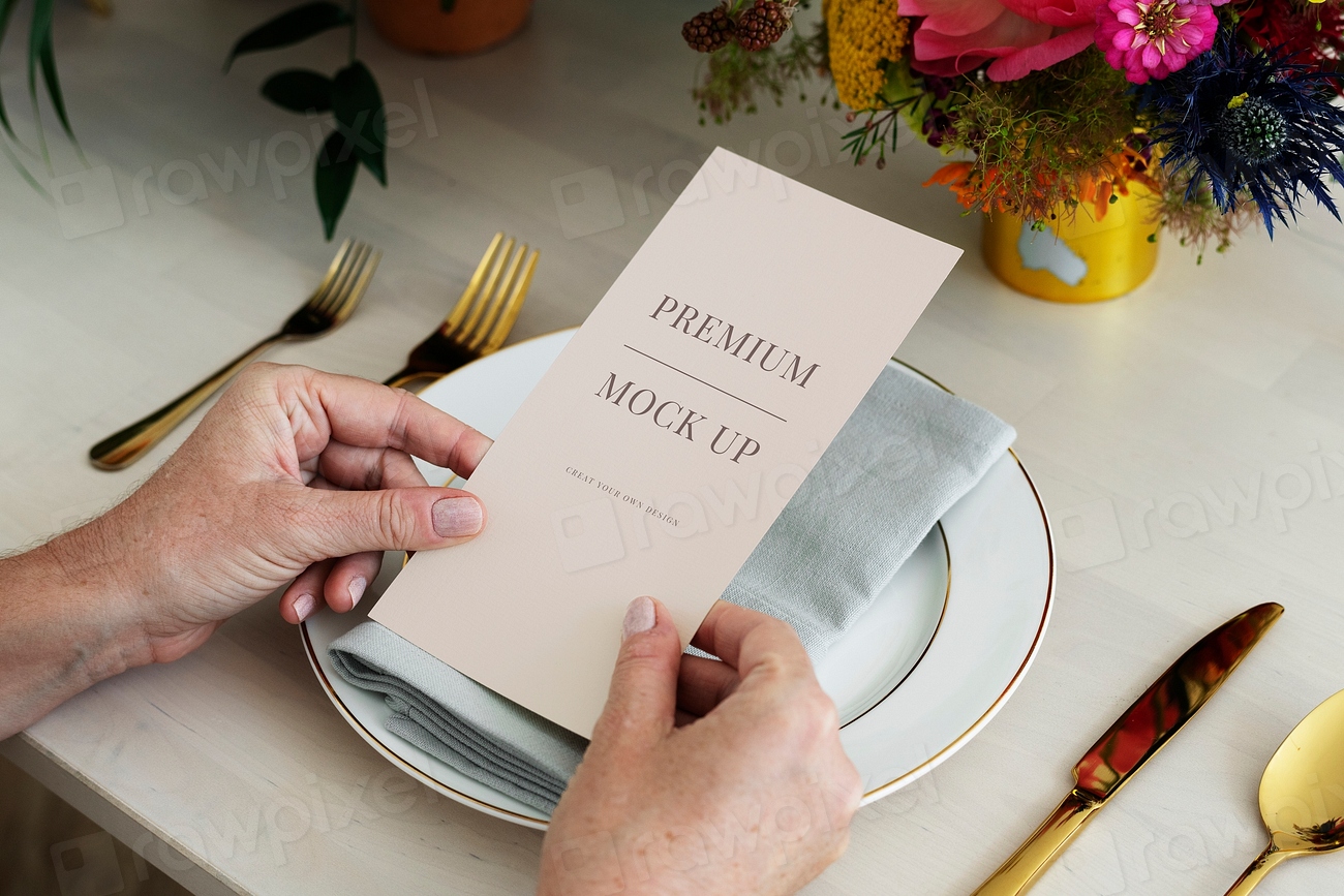 woman reading menu mockup restaurant | Premium PSD Mockup - rawpixel