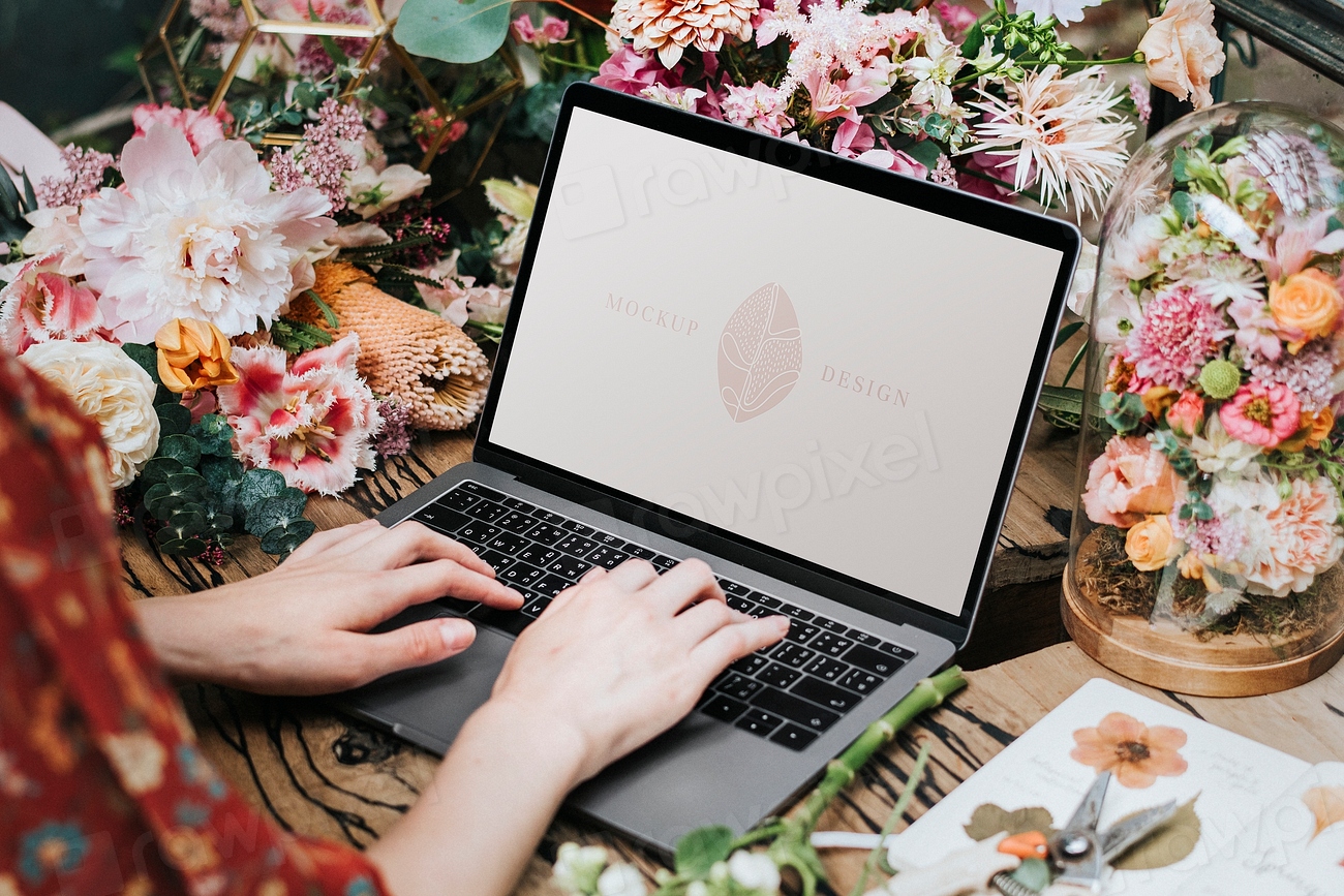 Florist using laptop screen mockup | Premium PSD Mockup - rawpixel