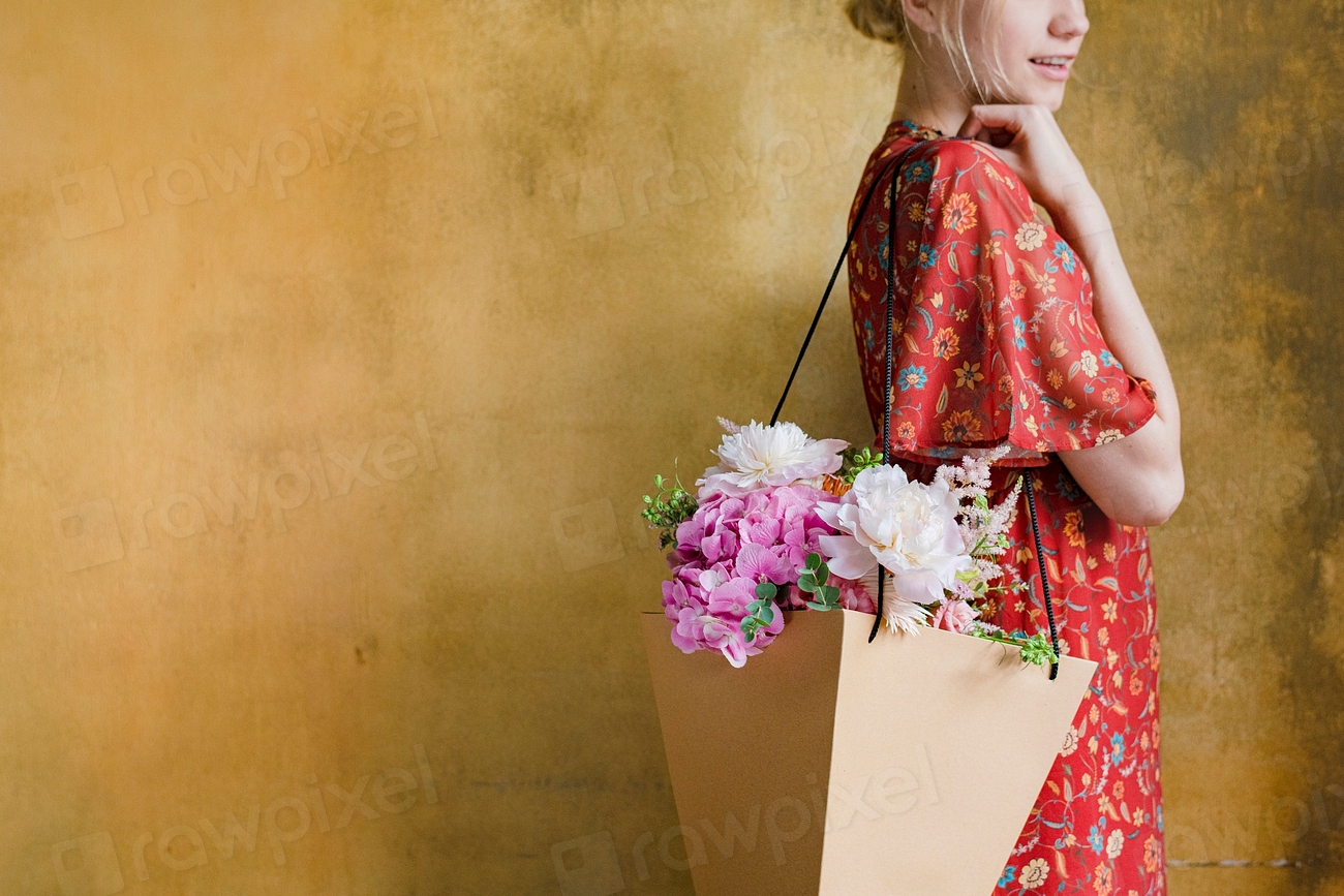 Woman carrying bouquet flowers paper | Premium Photo - rawpixel