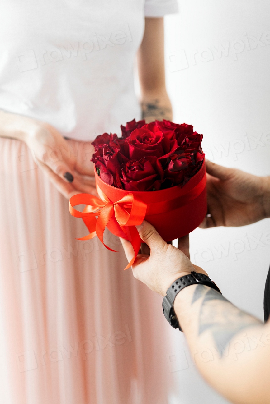 Boyfriend surprising his girlfriend roses | Free Photo - rawpixel