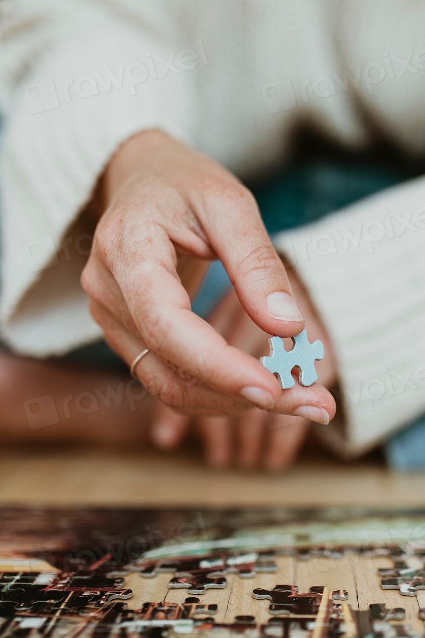 Woman putting together jigsaw puzzle | Premium Photo - rawpixel