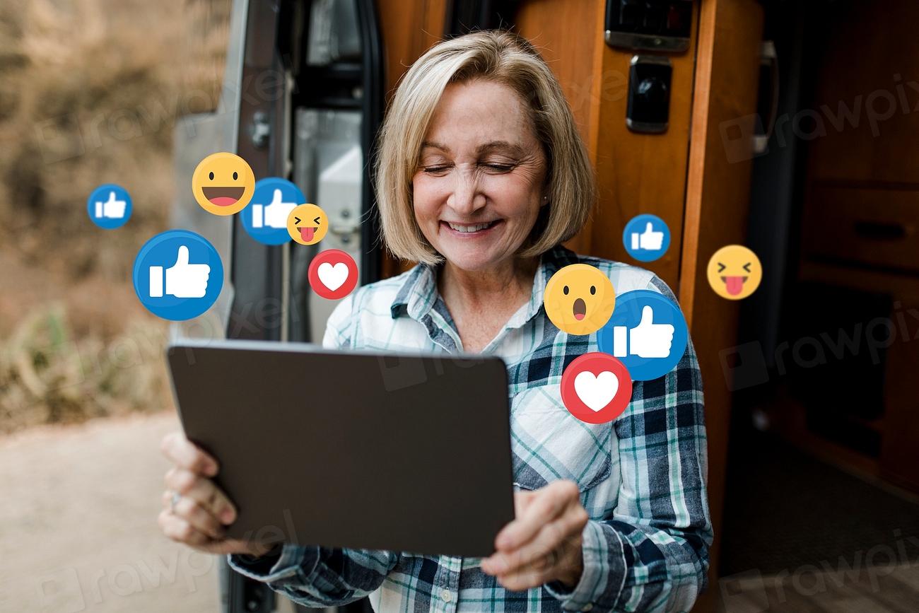 Senior woman enjoying social media | Premium Photo - rawpixel