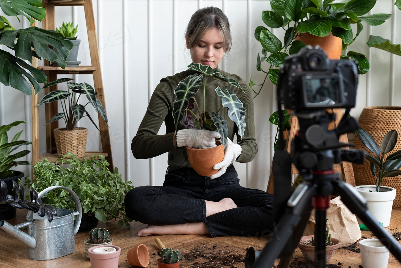 Plant blogger filming video herself | Free Photo - rawpixel