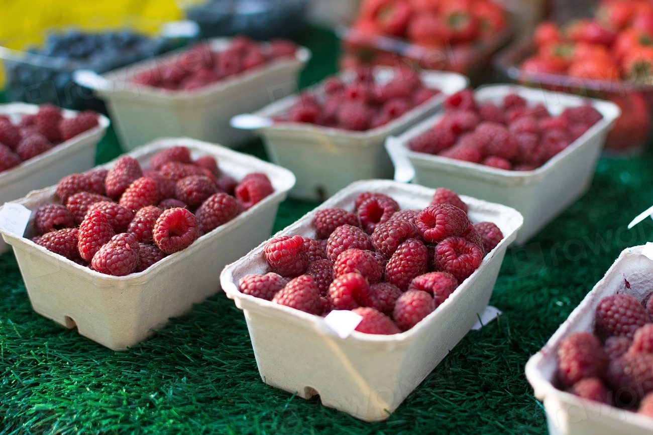Raspberry at a market | Free Photo - rawpixel