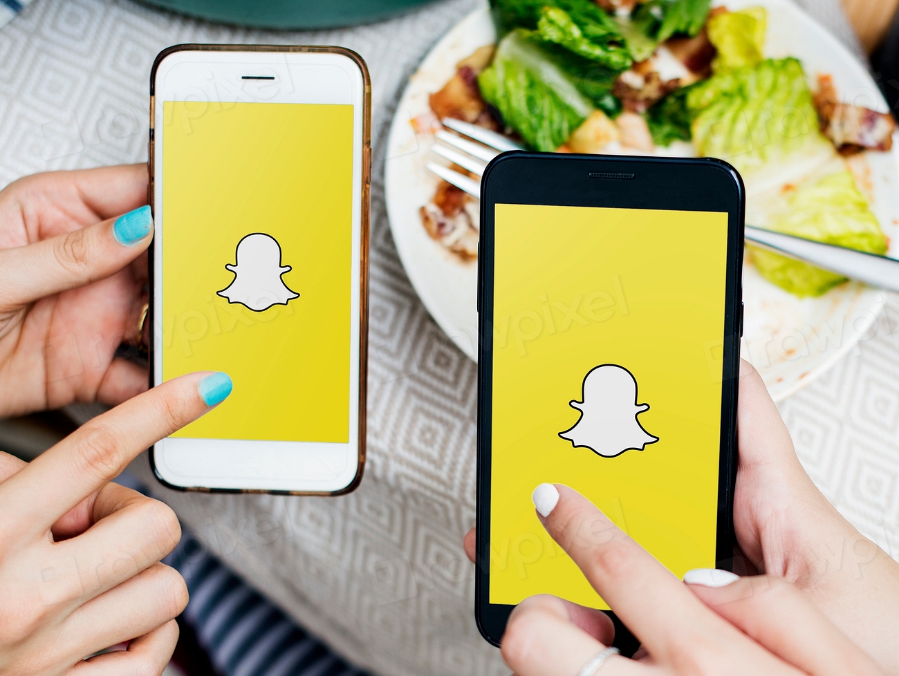 People using Snapchat application phones | Free Photo - rawpixel