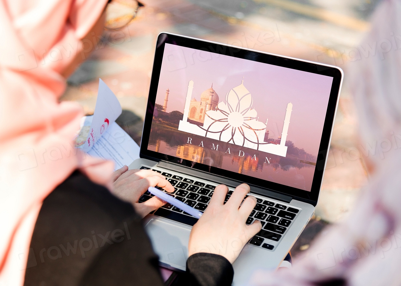 Muslim student working laptop | Premium Photo - rawpixel