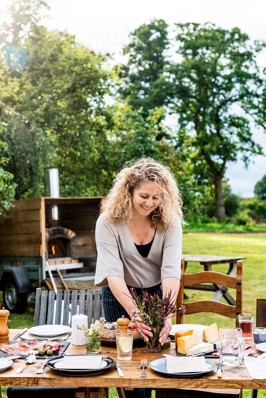 Woman preparing dinner table | Premium Photo - rawpixel