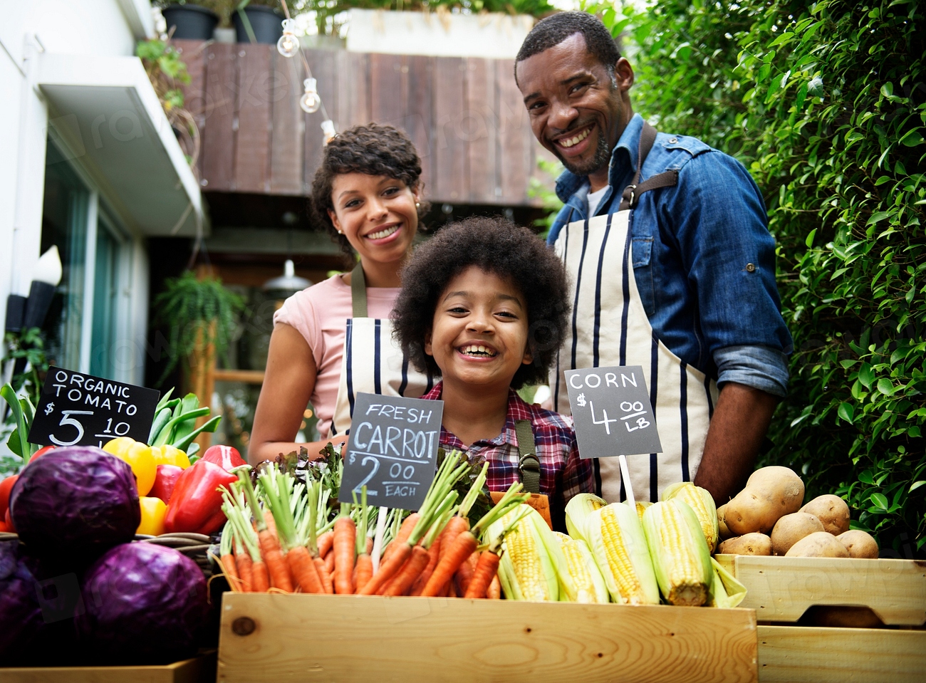 Farmers selling fresh organic vegetables | Premium Photo - rawpixel