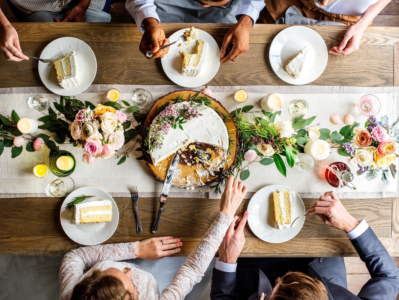 Aerial view table cutting wedding | Premium Photo - rawpixel