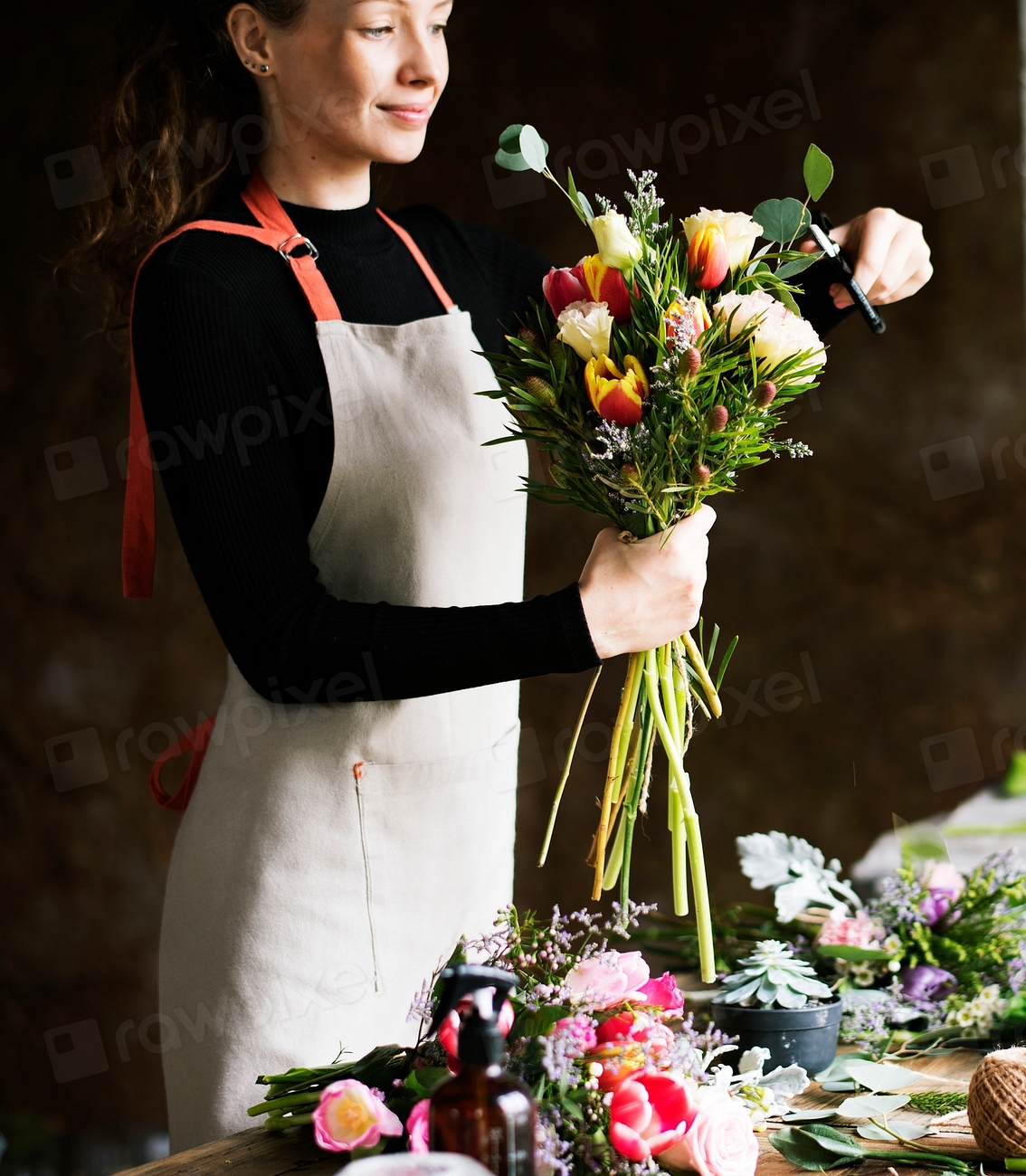 Woman florist flower arrangement workshop | Premium Photo - rawpixel