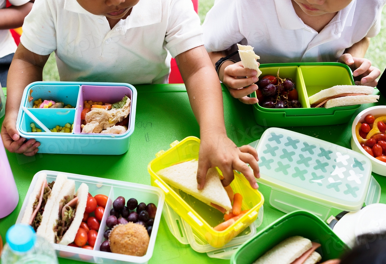 Kids eating lunch elementary school | Premium Photo - rawpixel