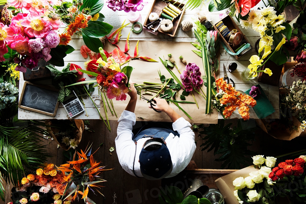 Florist making flower arrangement flower | Premium Photo - rawpixel