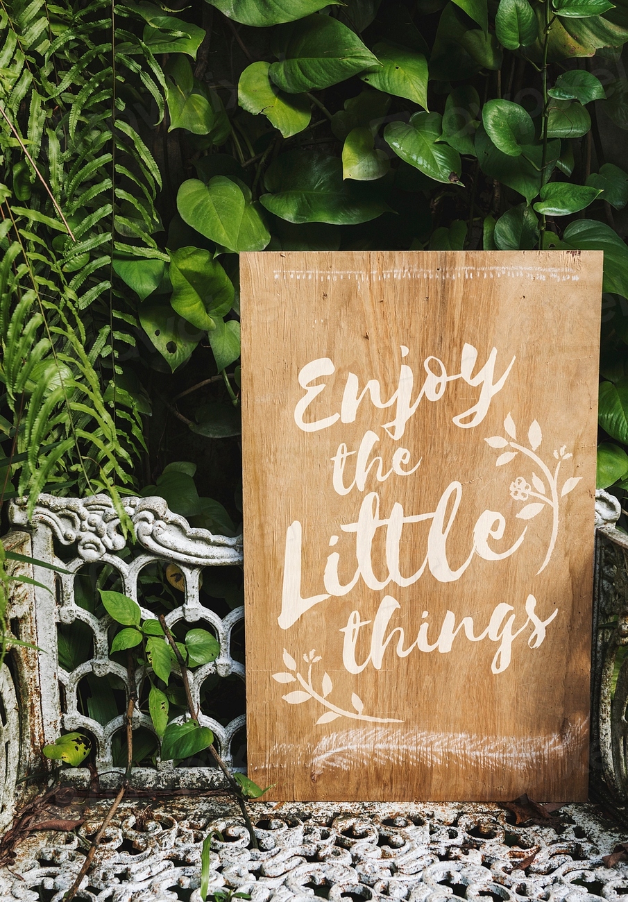 A wooden advertise board | Premium PSD Mockup - rawpixel