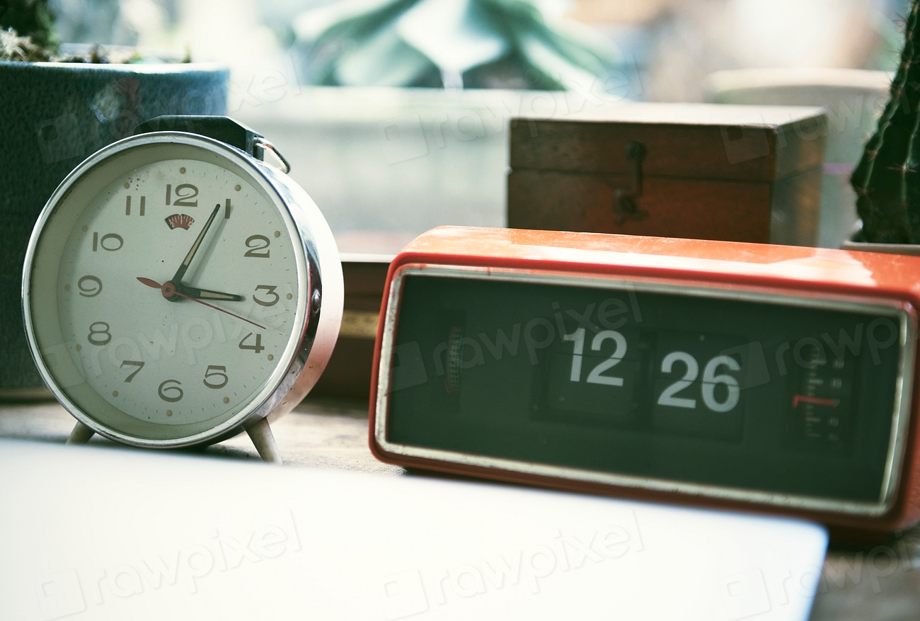 Clock showing the difference of time | Premium Photo - rawpixel