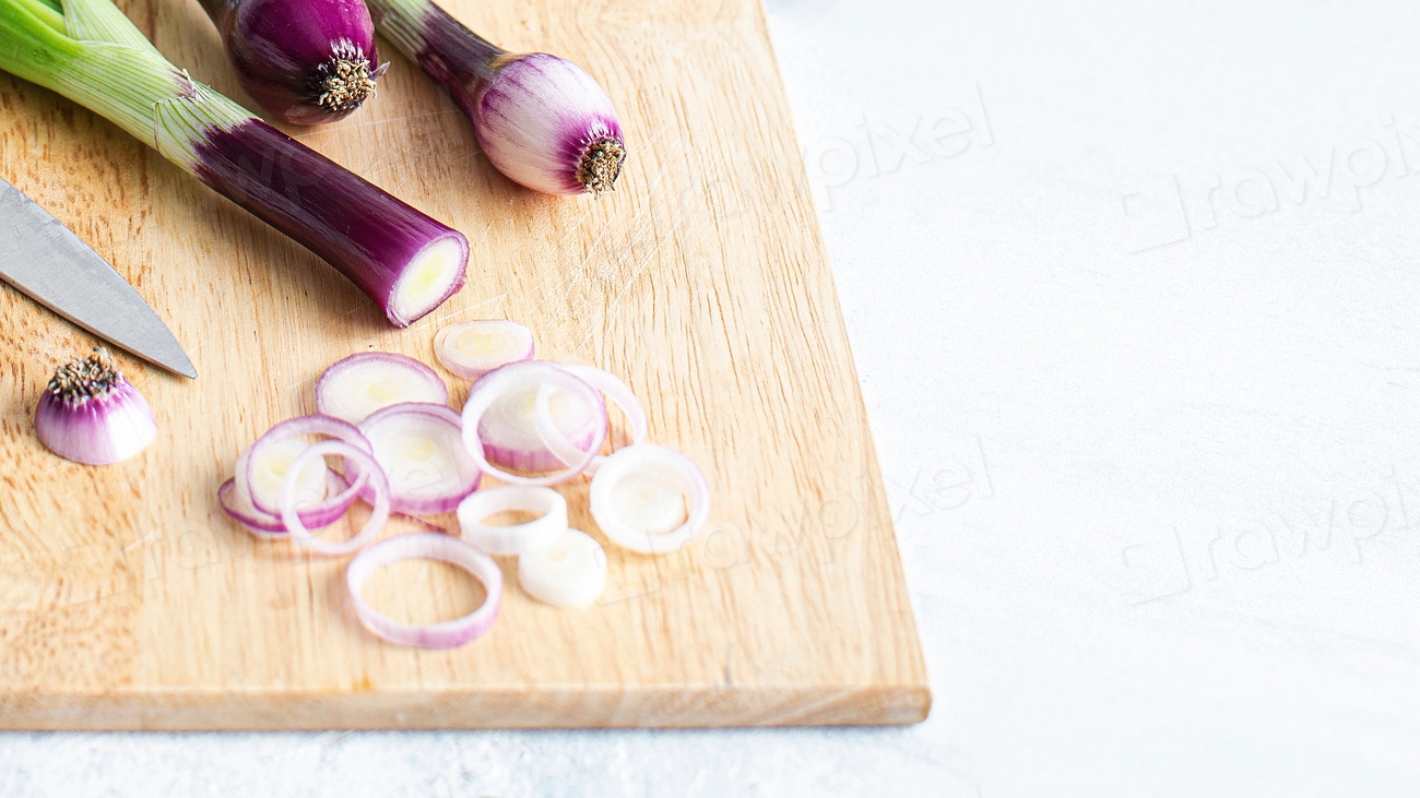 Red spring onions wooden cutting | Premium Photo - rawpixel