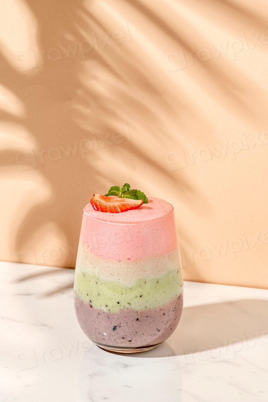Layered healthy fruit smoothie | Premium Photo - rawpixel