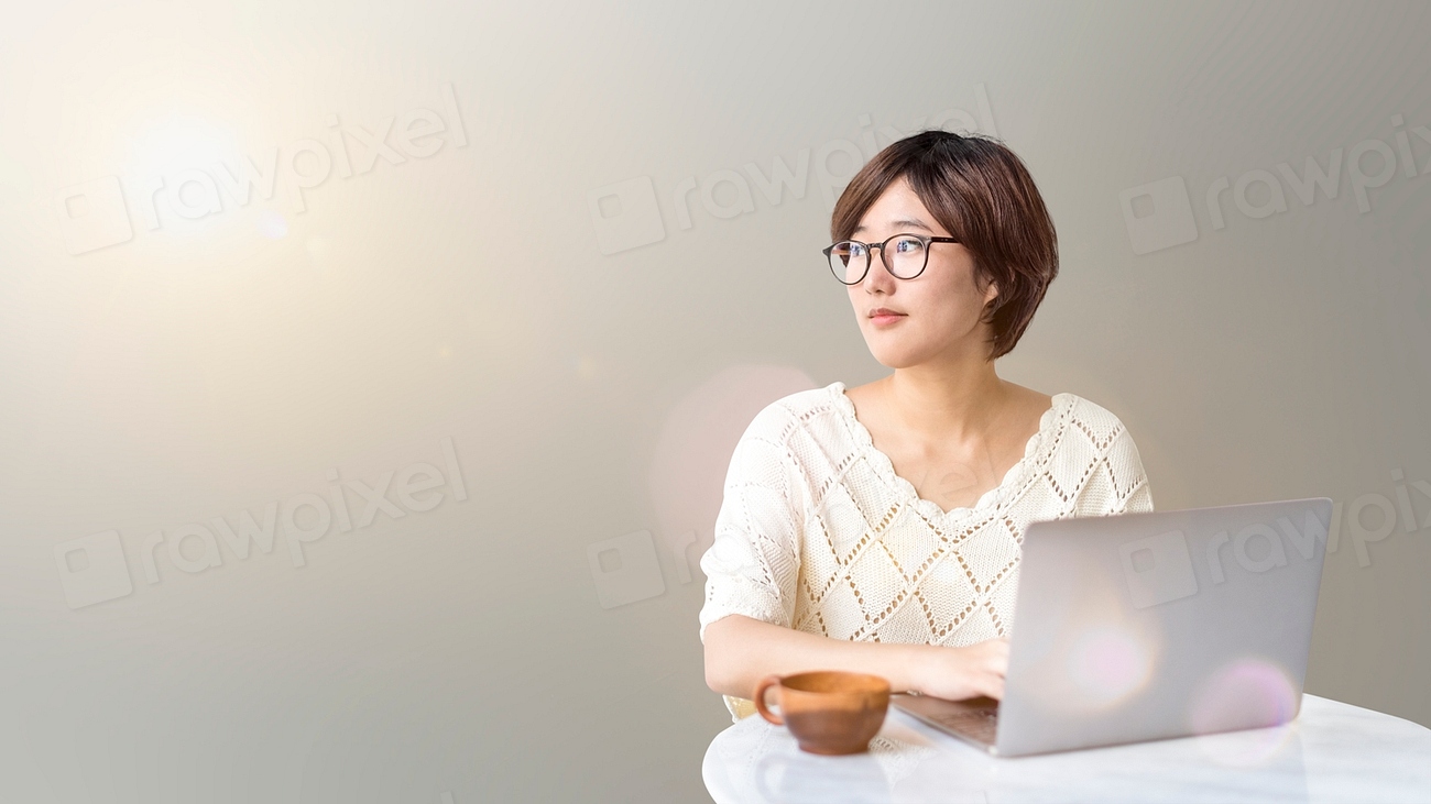 Asian woman using a laptop | Premium PSD - rawpixel