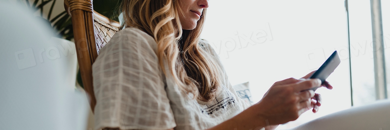 Woman using a digital tablet | Free Photo - rawpixel