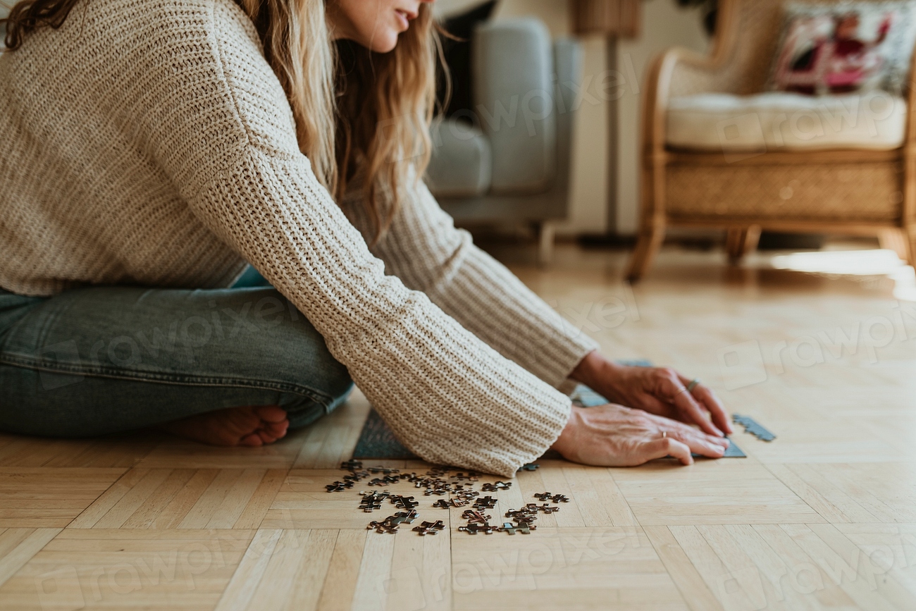 Woman putting together jigsaw puzzle | Premium Photo - rawpixel