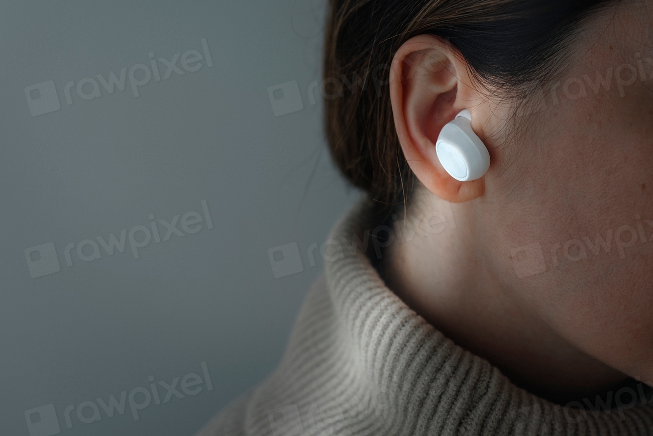 Woman wearing wireless earbuds mockup | Premium PSD Mockup - rawpixel