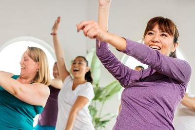 People dancing in a fitness | Photo - rawpixel