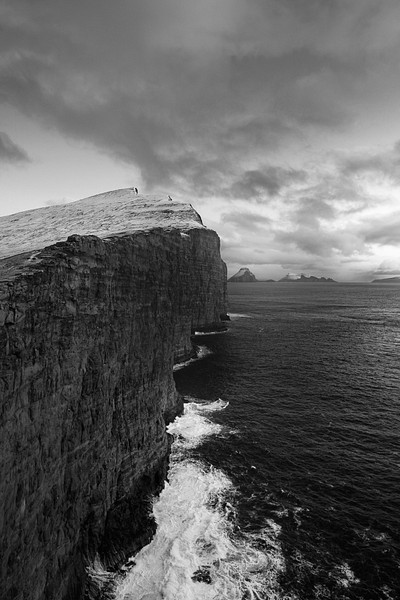 Strong waves hitting cliff | Premium Photo - rawpixel