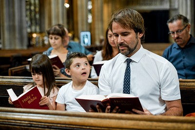 Congregation singing from the psalms | Premium Photo - rawpixel