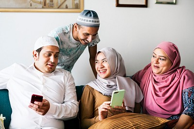 Muslim friends using social media | Premium Photo - rawpixel