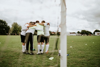 Young soccer players discussing strategy | Premium Photo - rawpixel