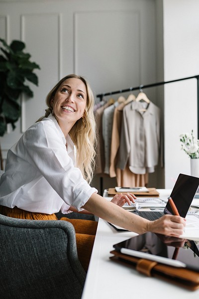 Young female designer in a boutique | Premium Photo - rawpixel
