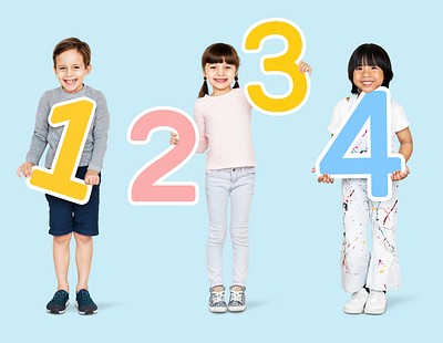 Cheerful diverse kids holding numbers | Premium PSD - rawpixel
