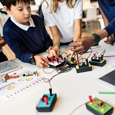 Young students learning coding and | Free Photo - rawpixel