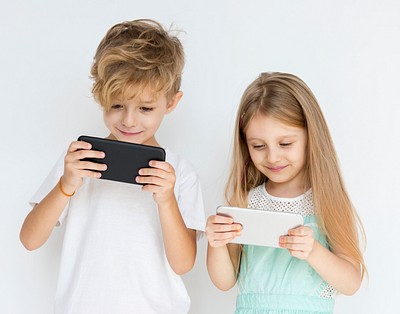 Little kids using smartphones | Free Photo - rawpixel