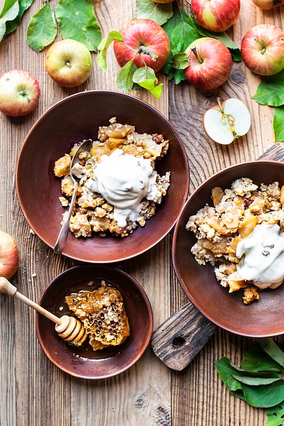 Delicious apple crumble vanilla ice | Photo - rawpixel