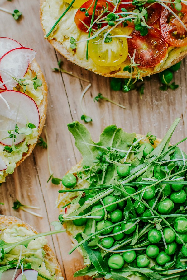 Fresh vegetables in bread rolls | Photo - rawpixel
