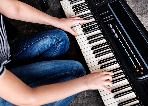 Practicing electronic keyboard on the floor | Premium Photo - rawpixel