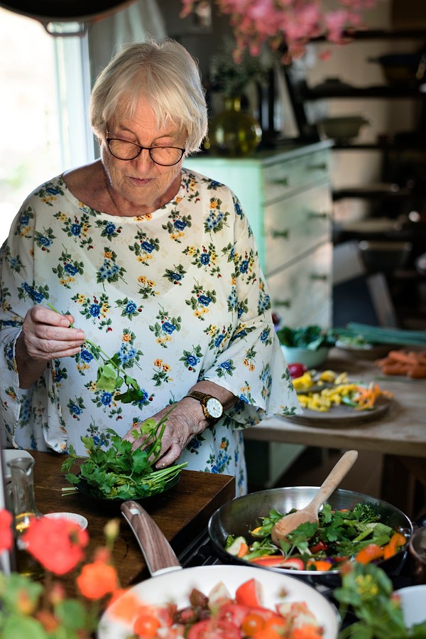Elderly woman cooking kitchen | Premium Photo - rawpixel