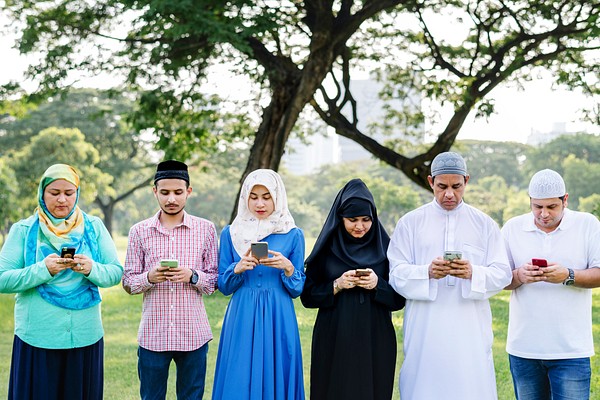 Muslim friends using social media | Premium Photo - rawpixel