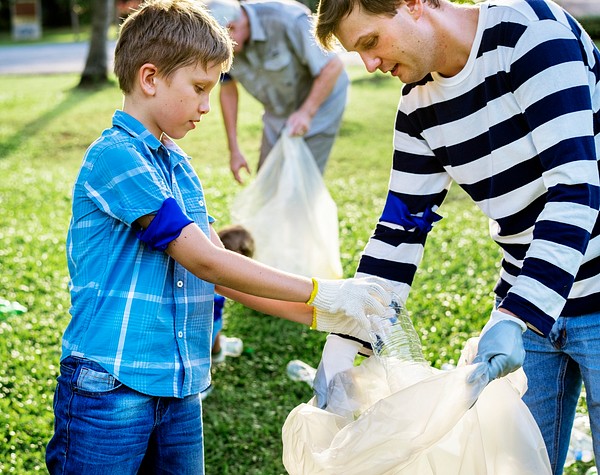 Kids picking trash park | Premium Photo - rawpixel