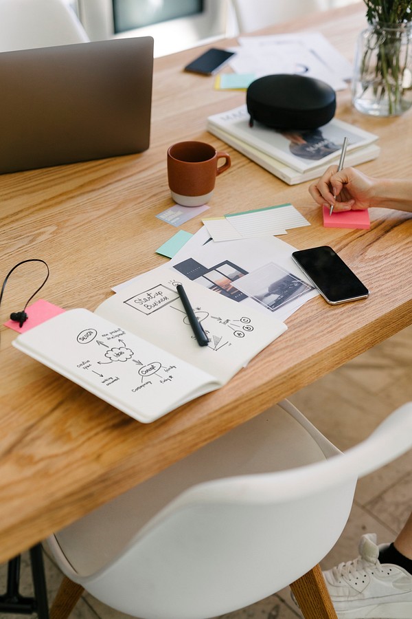 Woman writing sticky note | Premium Photo - rawpixel