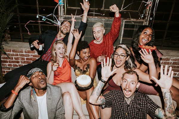 Friends celebrating birthday party | Premium Photo - rawpixel