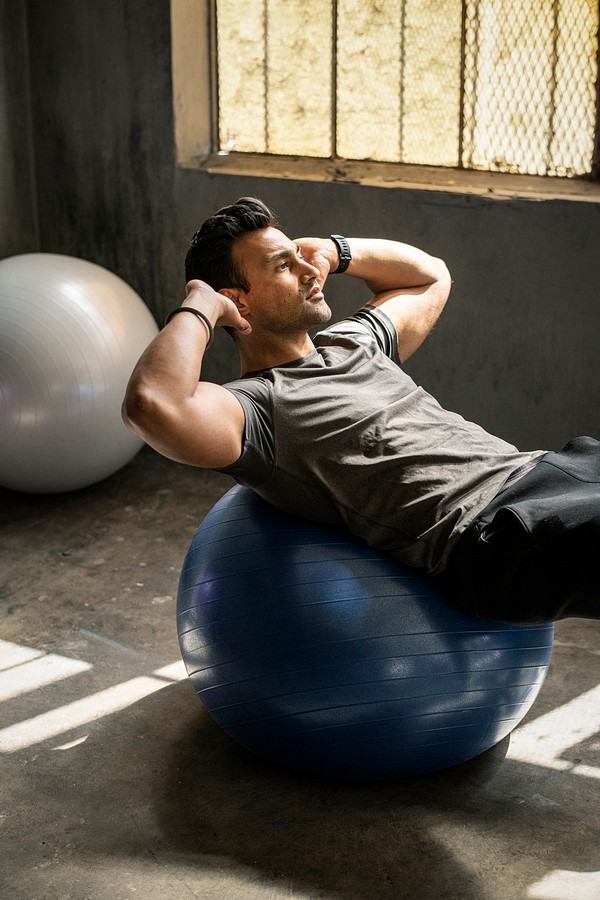 Sportive man doing the sit-ups | Photo - rawpixel
