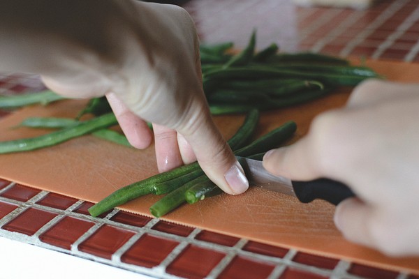 Cutting green beans | Free Photo - rawpixel